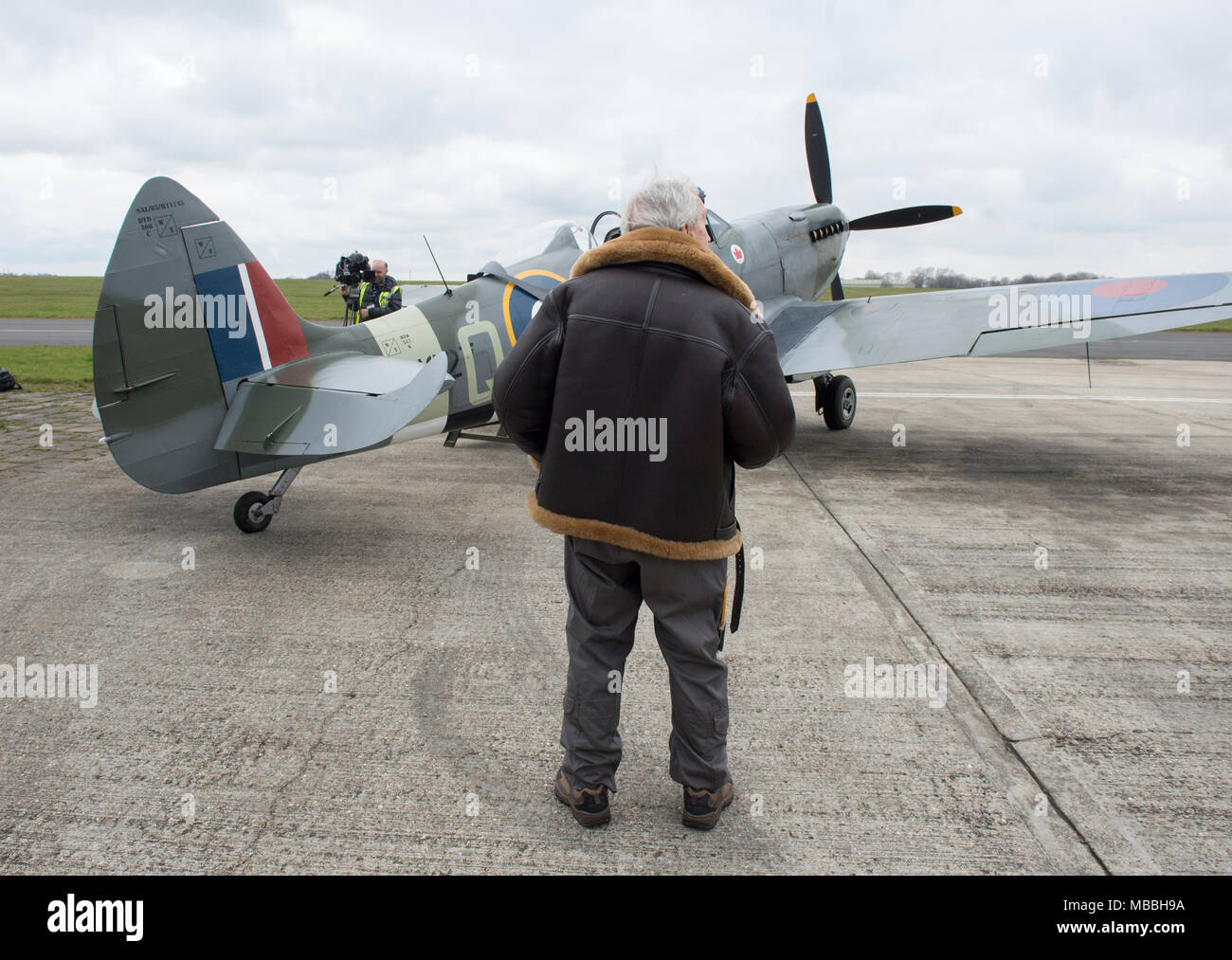 Former World War 11 Squadron Leader 96 year Allan Scott DFM takes to ...