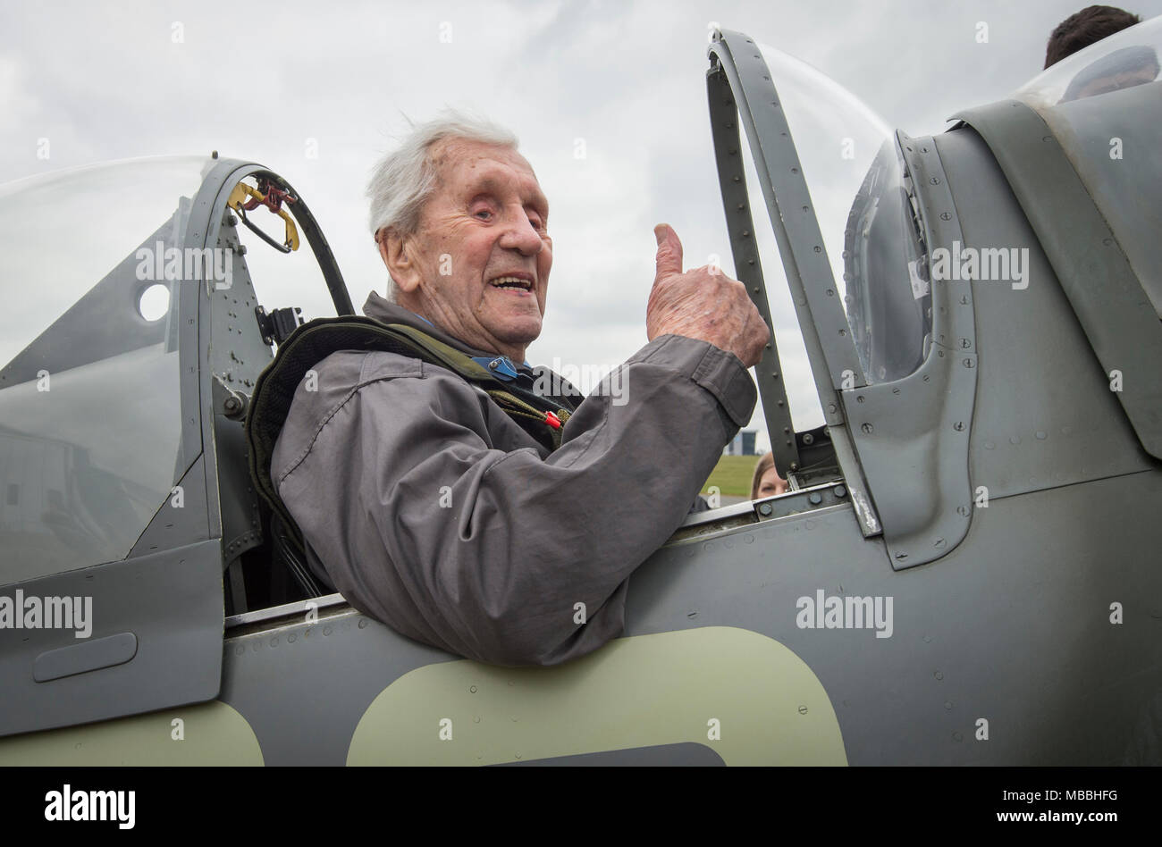 Former World War 11 Squadron Leader 96 year Allan Scott DFM takes to ...