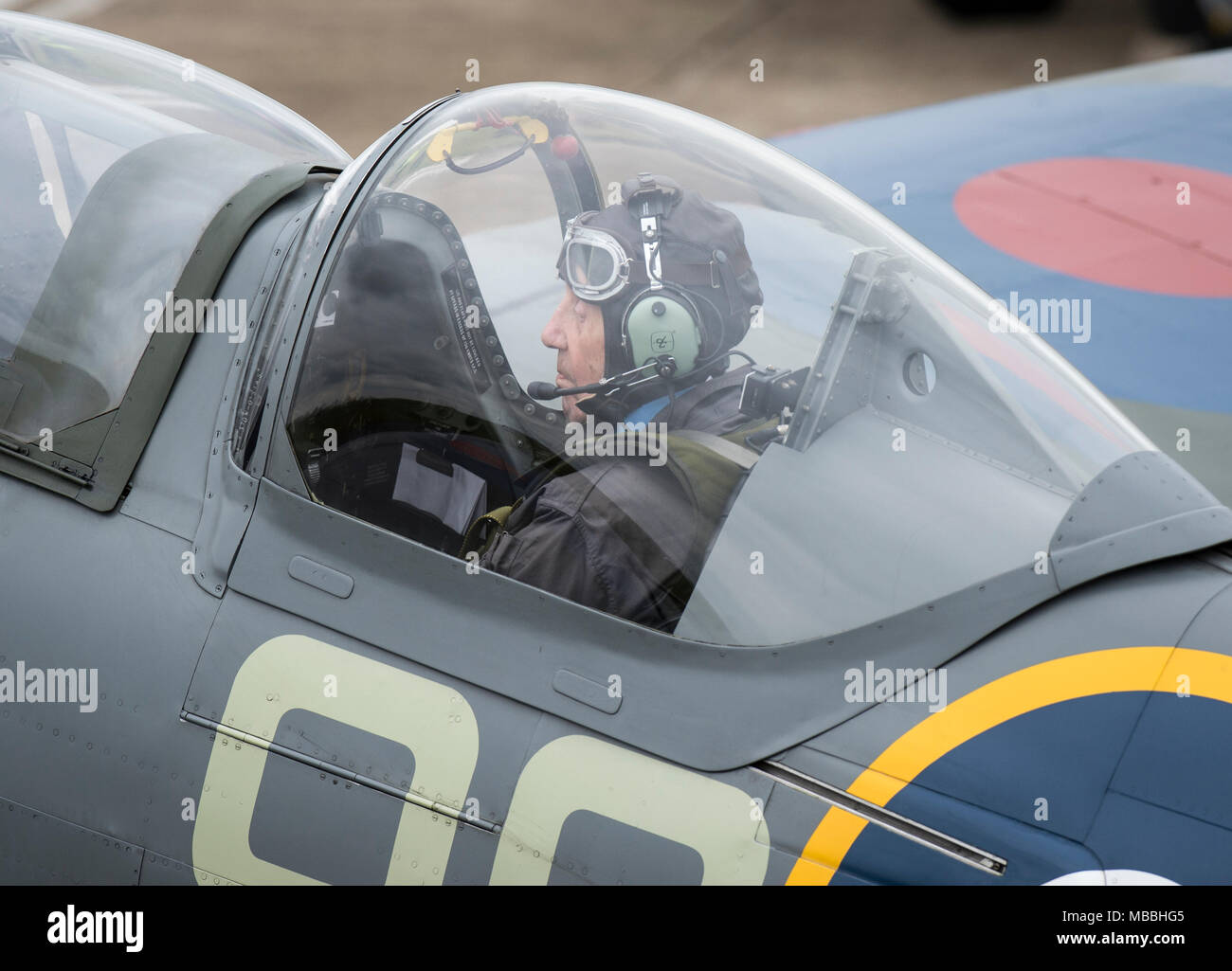 Former World War 11 Squadron Leader 96 year Allan Scott DFM takes to ...