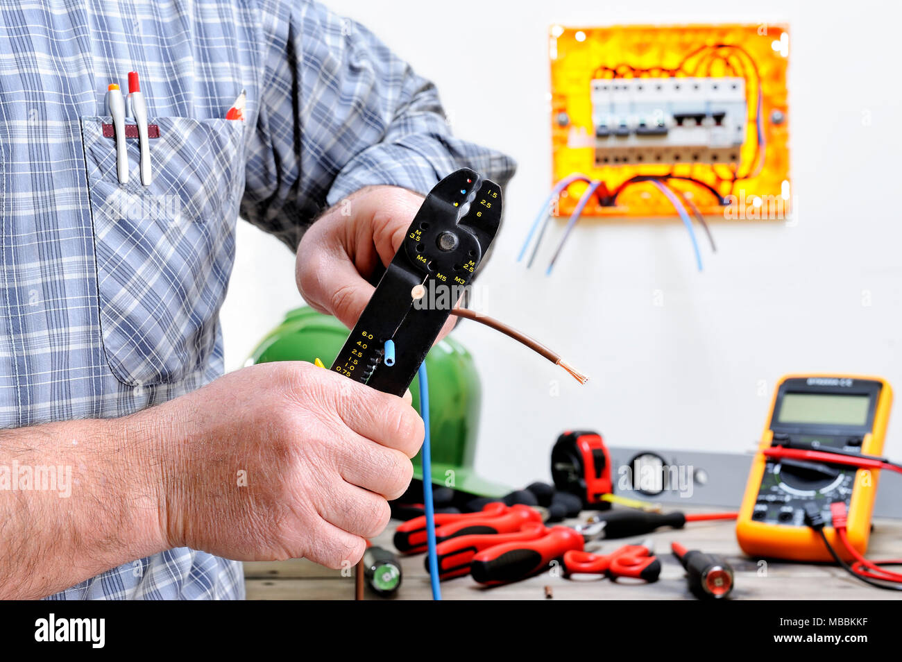 Technical electrician to work in a residential electrical system ...