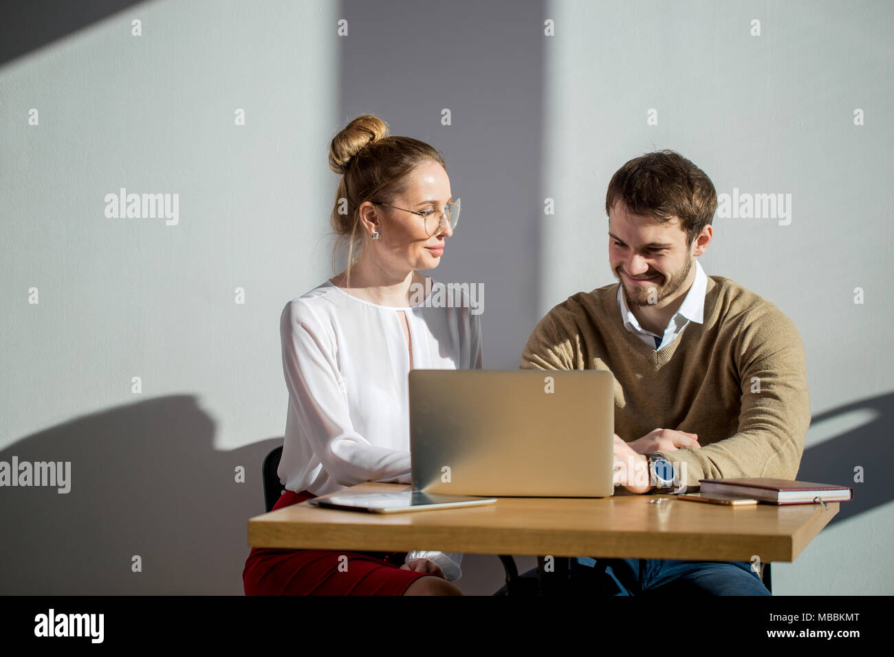 Two businesspeople networking on laptop at meeting Stock Photo - Alamy