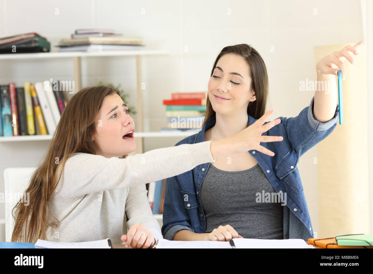 Bullying school fighting hi-res stock photography and images - Alamy