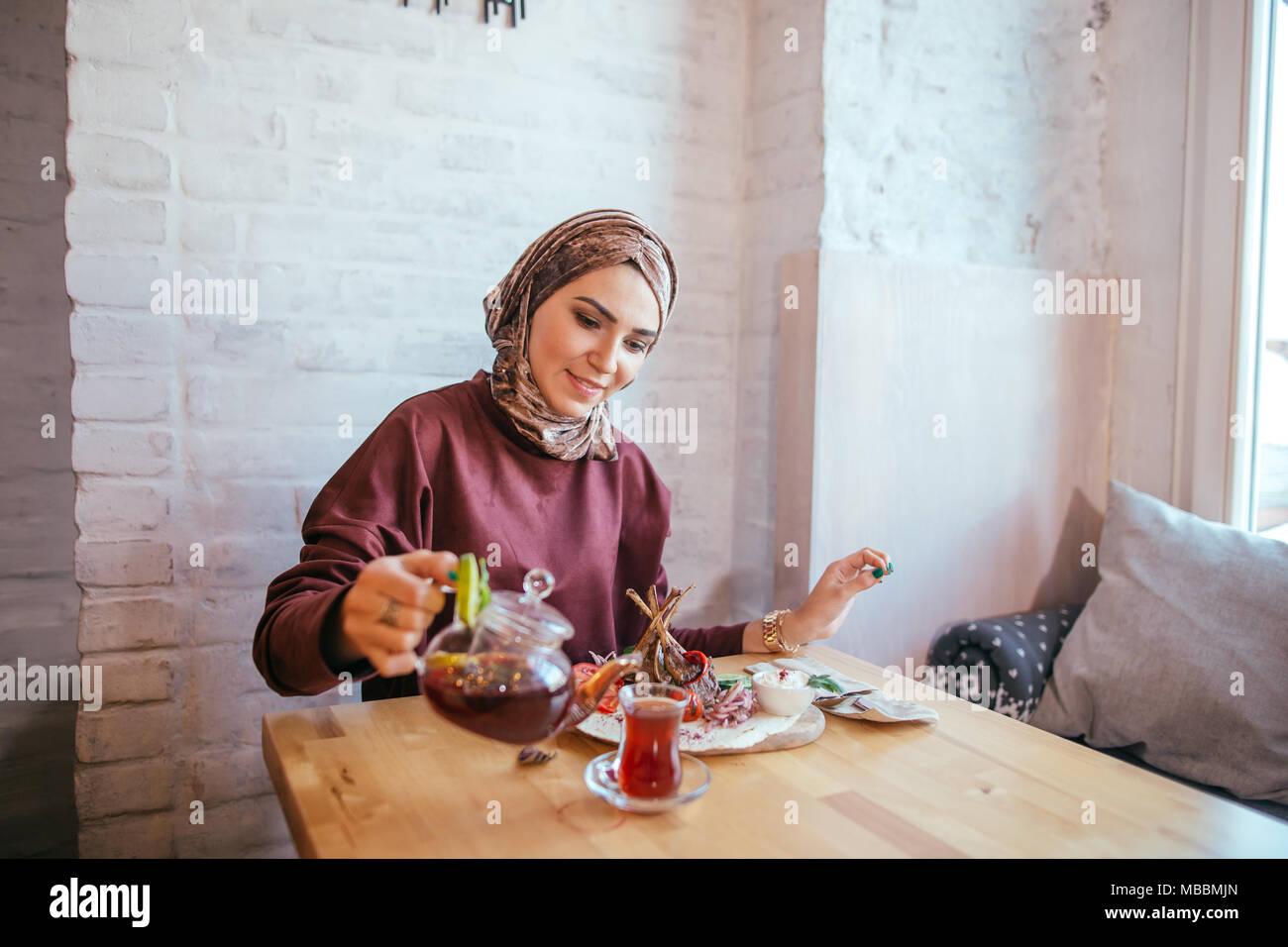 asian muslim woman pouring tea on cup Stock Photo - Alamy