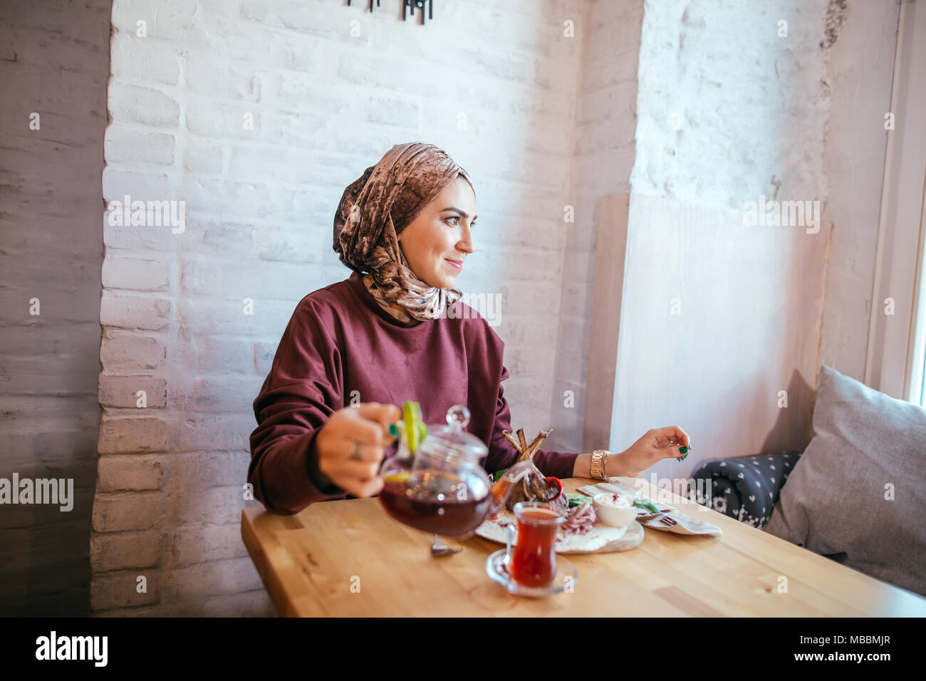 asian muslim woman pouring tea on cup Stock Photo - Alamy