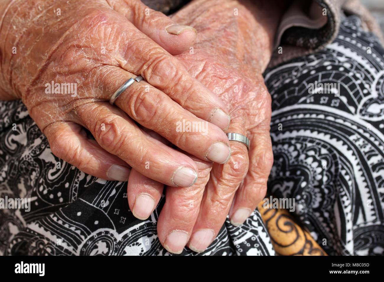 Old woman hand Stock Photo - Alamy