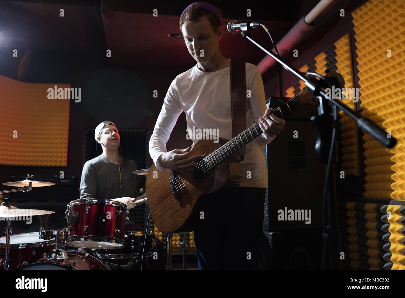 Young people music concert hi-res stock photography and images - Alamy