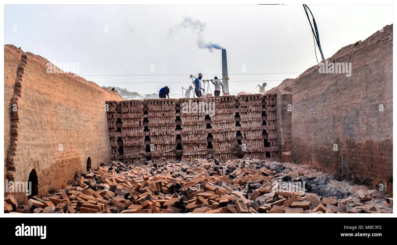 Brick kiln workers hi-res stock photography and images - Alamy