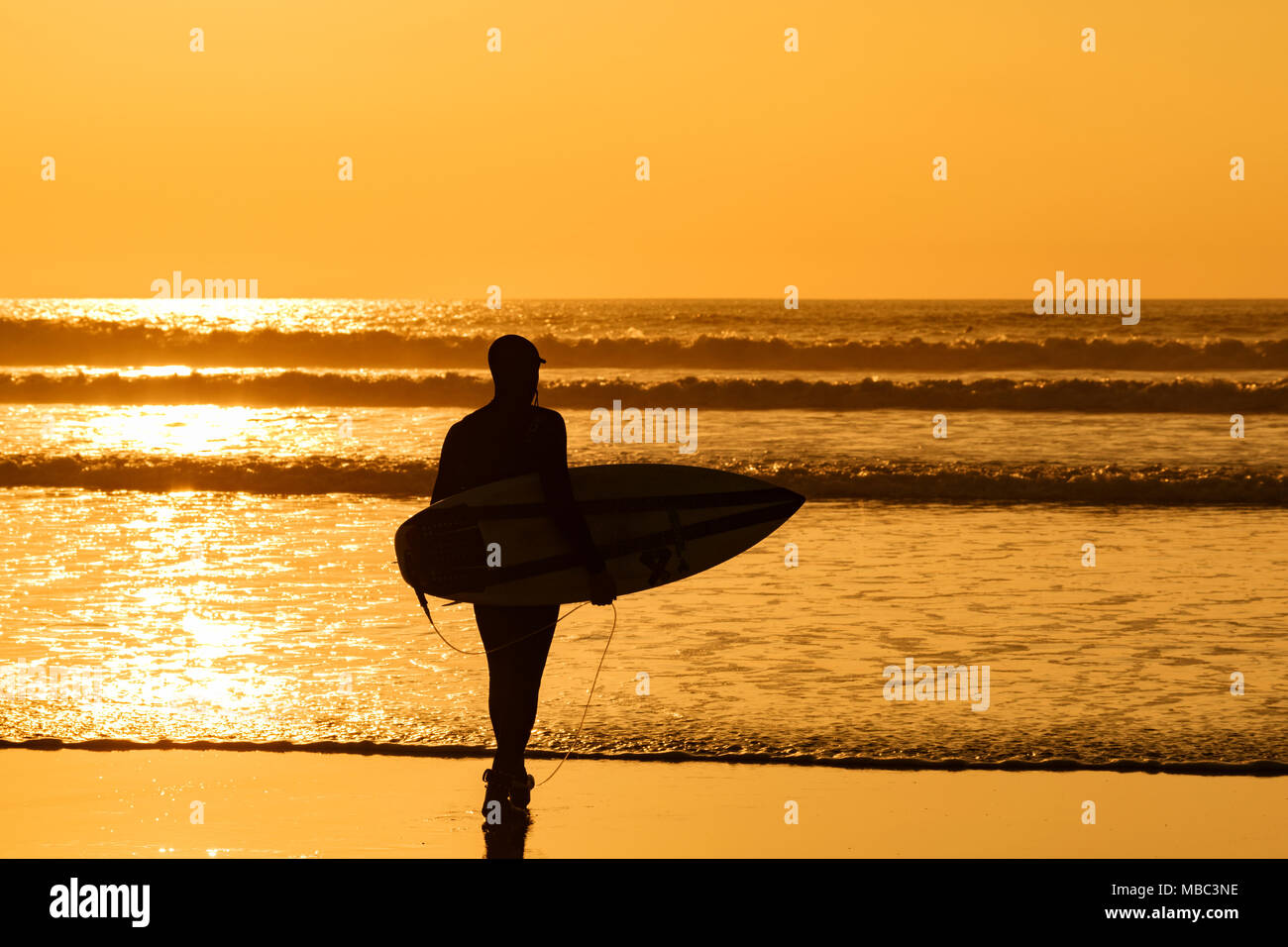 Cornwall surfing hi-res stock photography and images - Alamy
