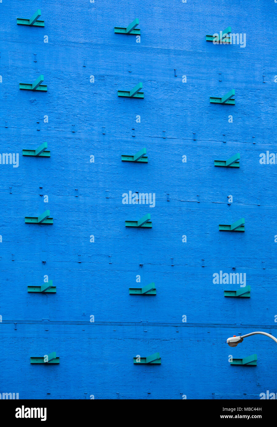 Complementary color building hi-res stock photography and images - Alamy