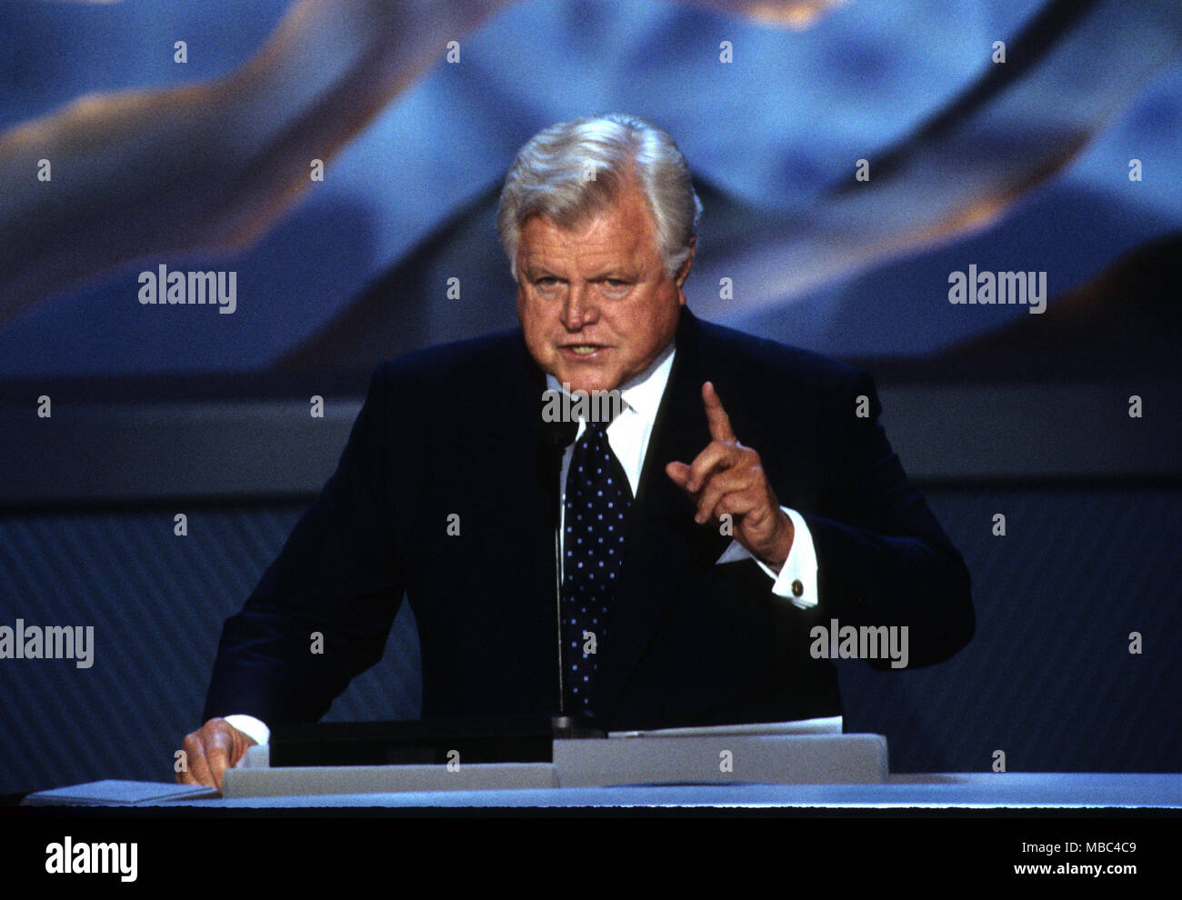 Los Agneles, CA 2000/08/16 Senator Ted Kennedy speaks at the Democratic ...
