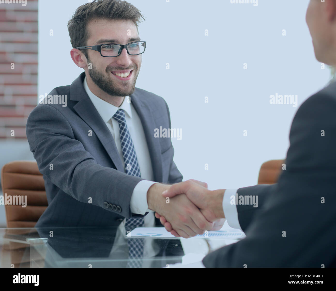 welcome and handshake business partners Stock Photo - Alamy