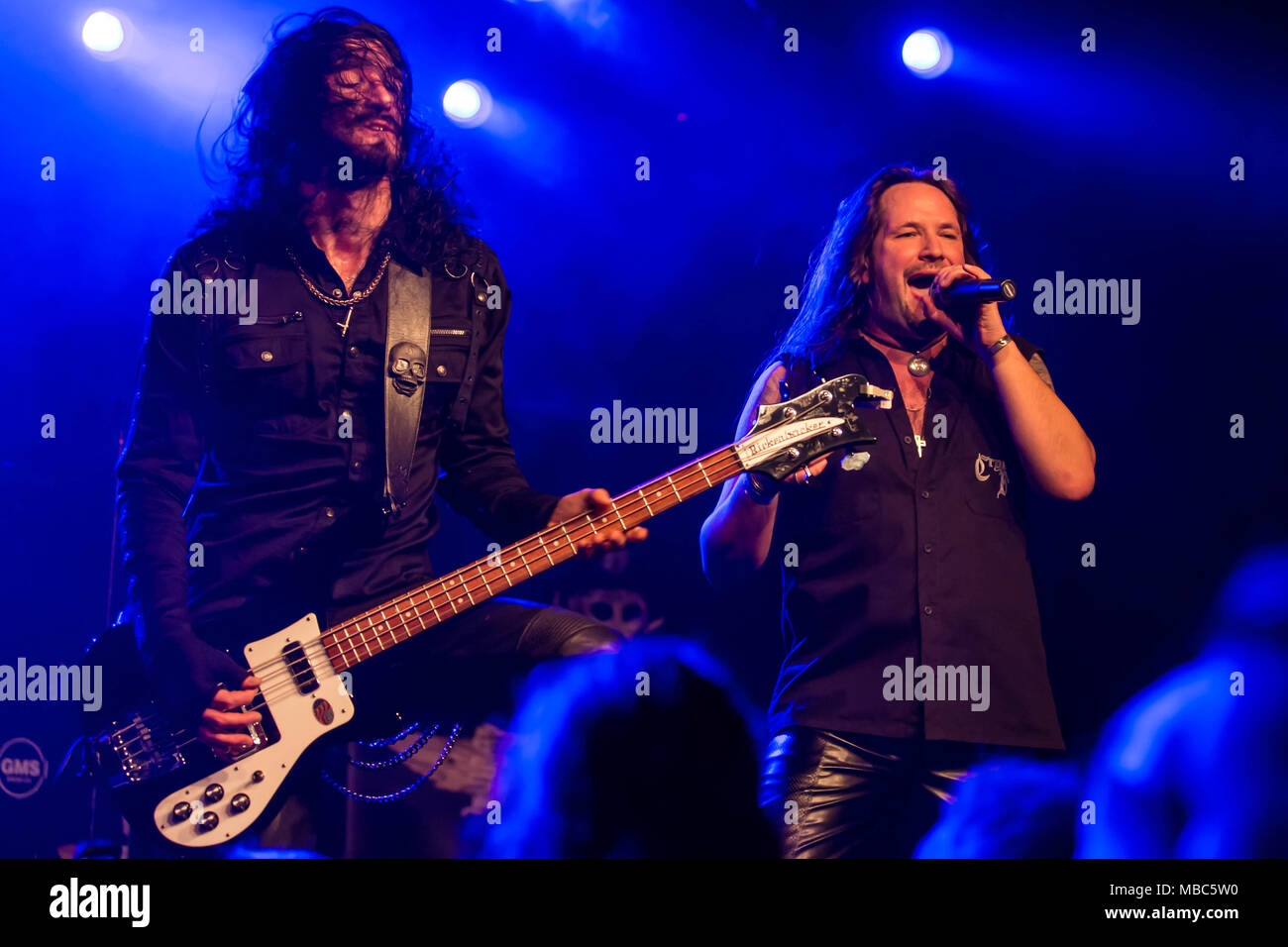 Singer cris hi-res stock photography and images - Alamy