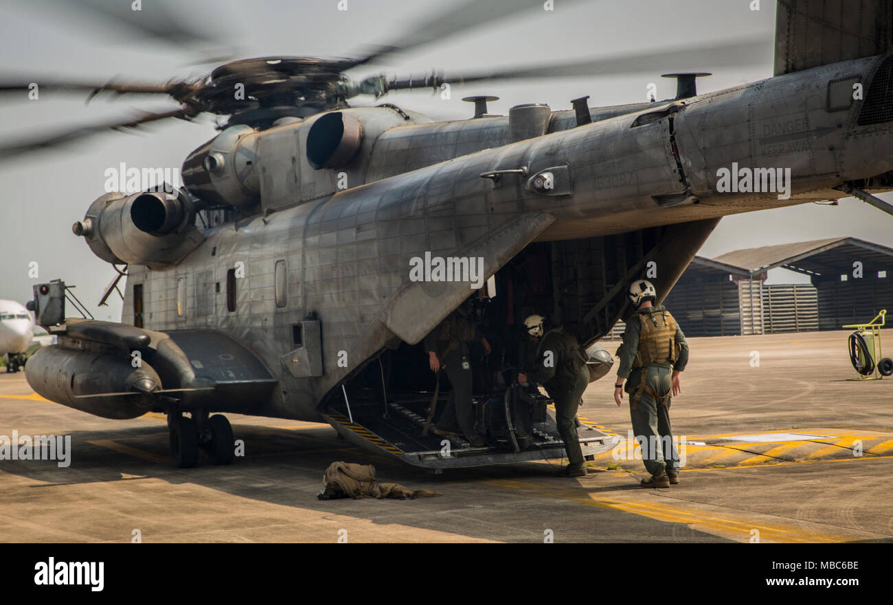 U.S. Marines with Marine Heavy Helicopter Squadron 466 ‘Wolfpack ...