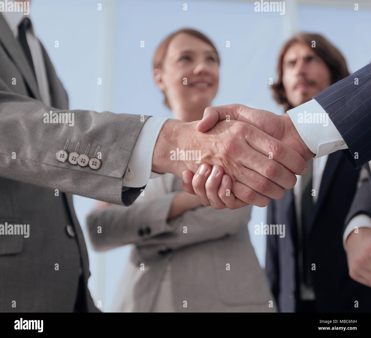 welcome and handshake business people Stock Photo - Alamy