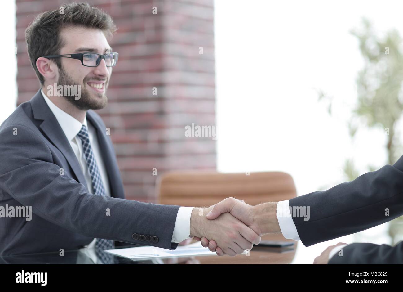 welcome and handshake business partners Stock Photo - Alamy
