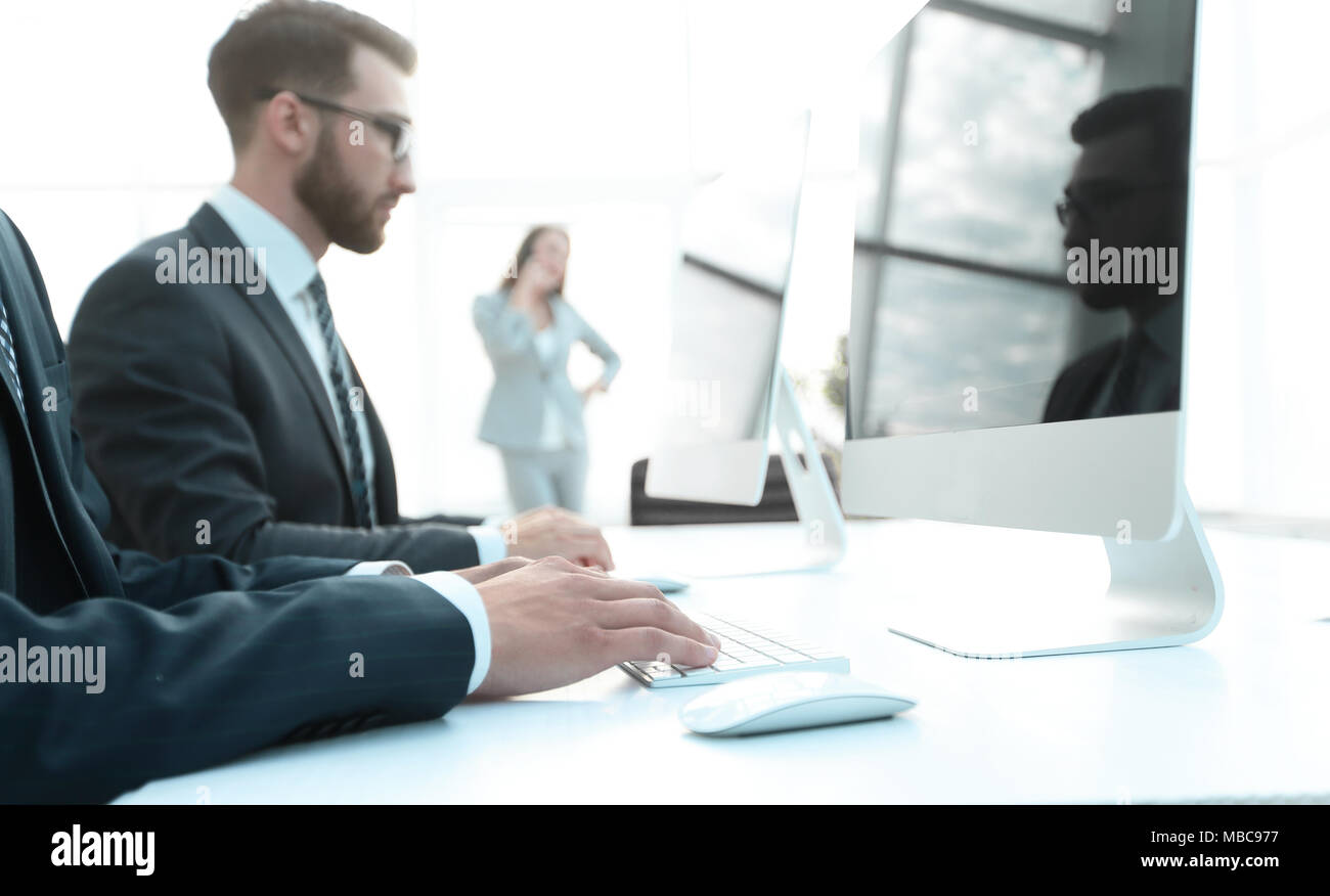 Employees working on computers hi-res stock photography and images - Alamy