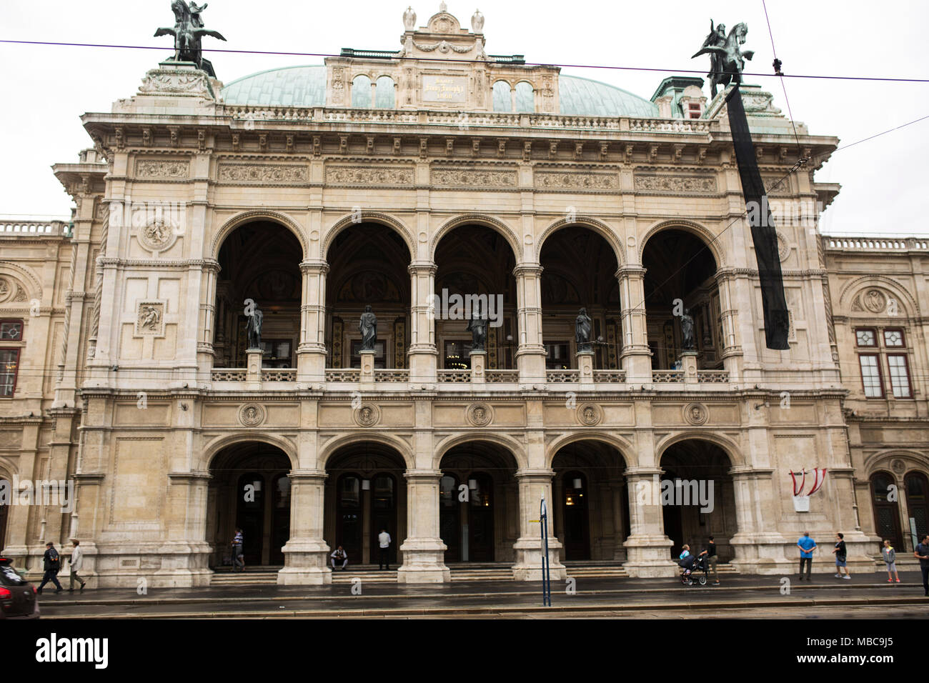 The Vienna opera house (Wiener Staatsoper) on the Opernring Stock Photo ...