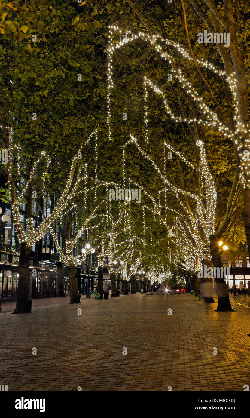 Walking downtown seattle night hi-res stock photography and images - Alamy