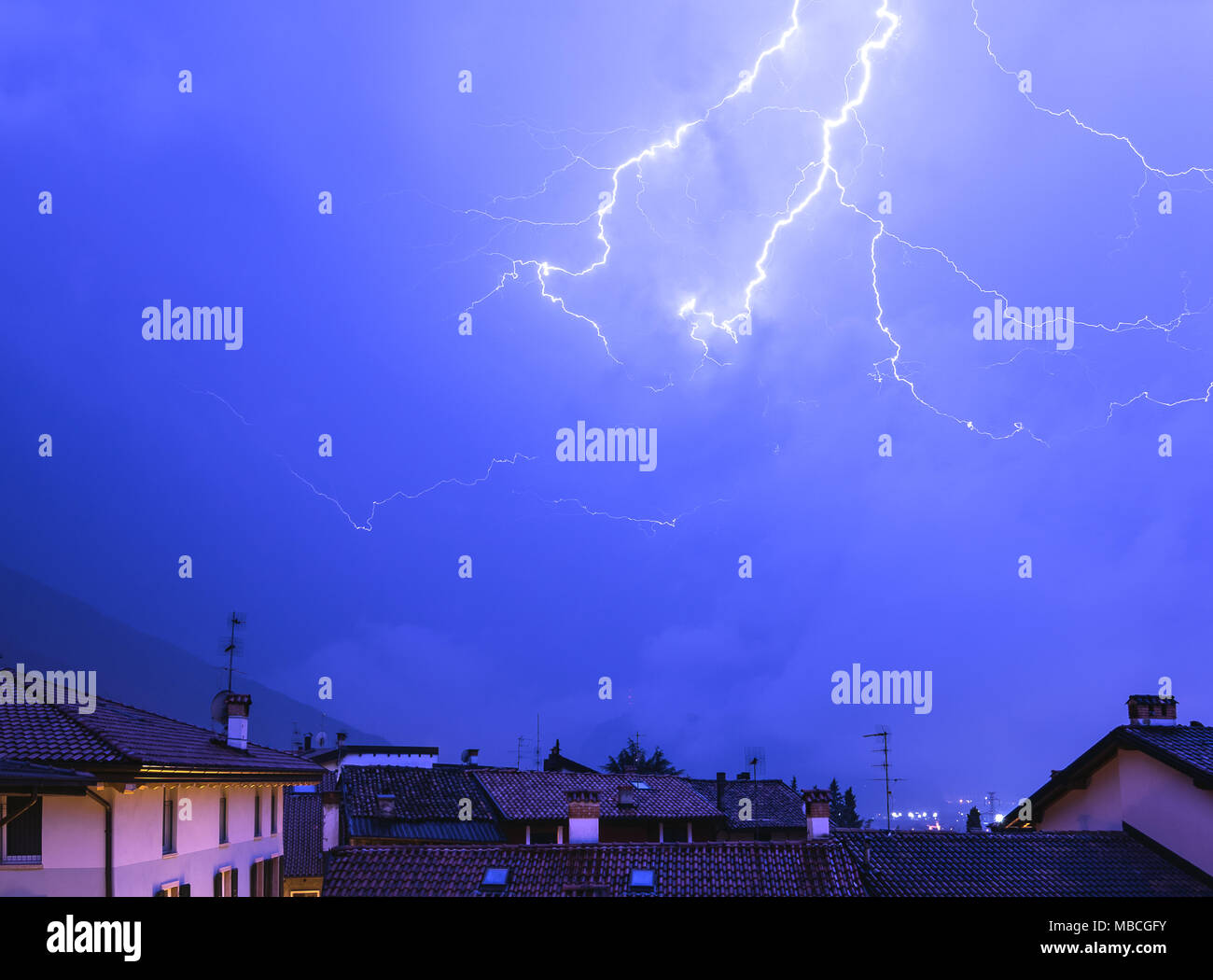 Lightning over house hi-res stock photography and images - Alamy