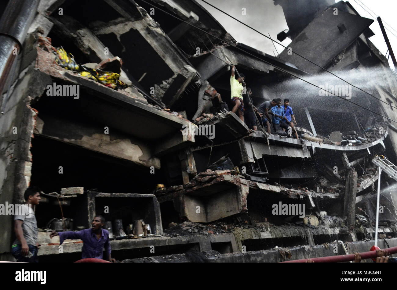 Building collapse bangladesh hi-res stock photography and images - Alamy