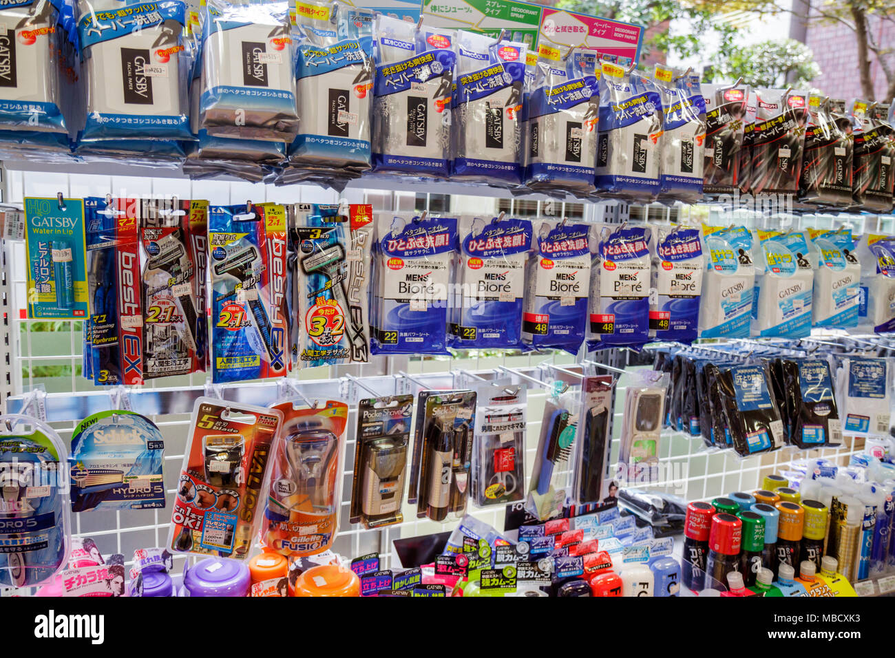 Japan tokyo shinjuku drugstore pharmacy hi-res stock photography and ...