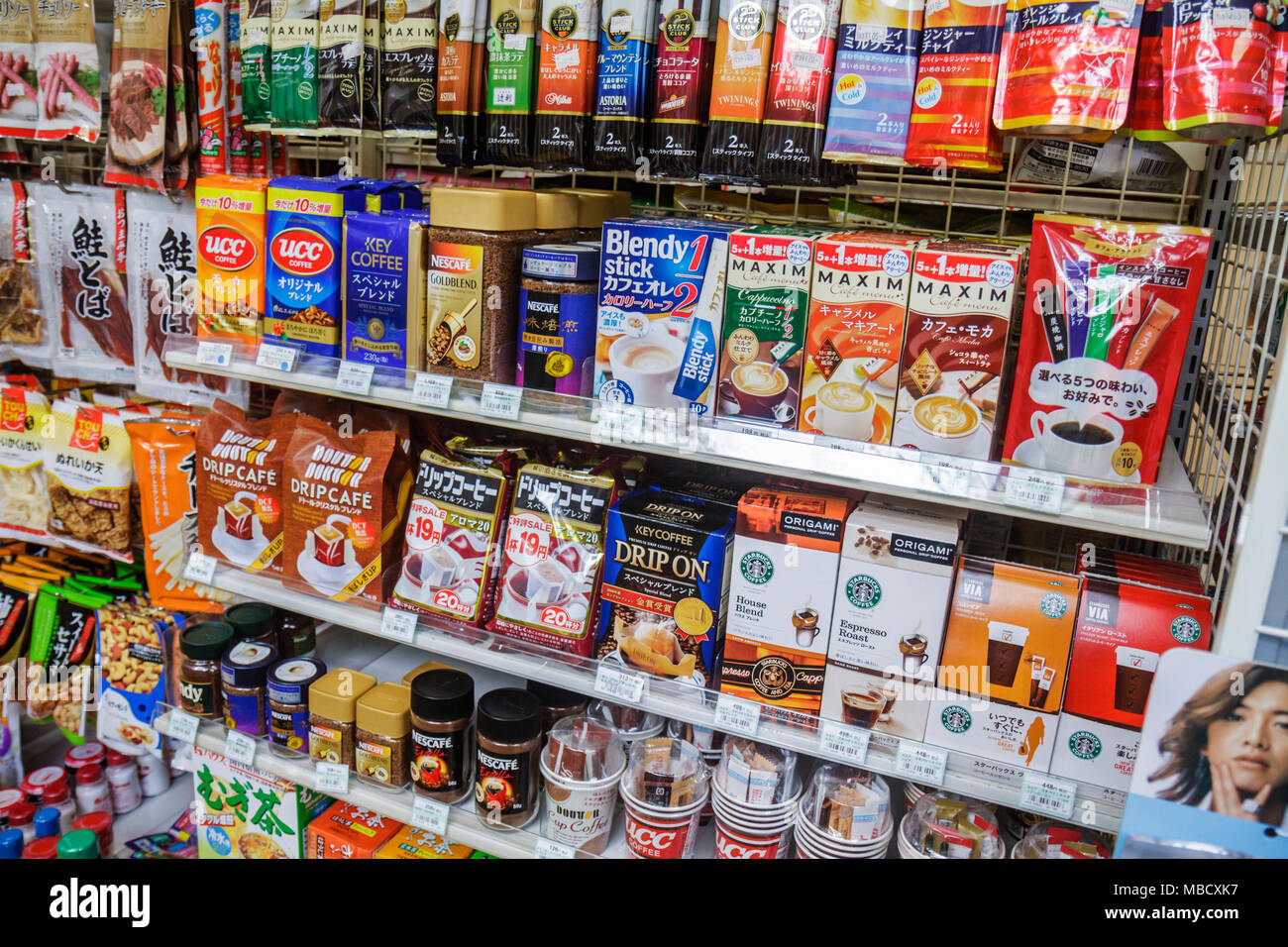 Japan tokyo shinjuku drugstore pharmacy hi-res stock photography and ...