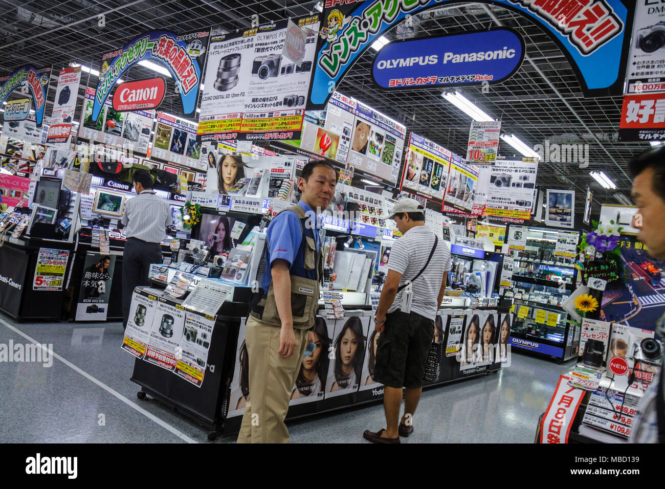 Man using a canon camera hi-res stock photography and images - Alamy