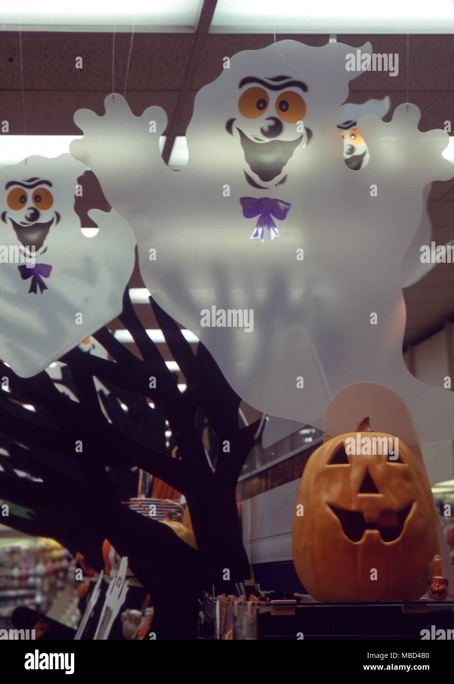 Festivals - Halloween - window display in a store in the United States ...