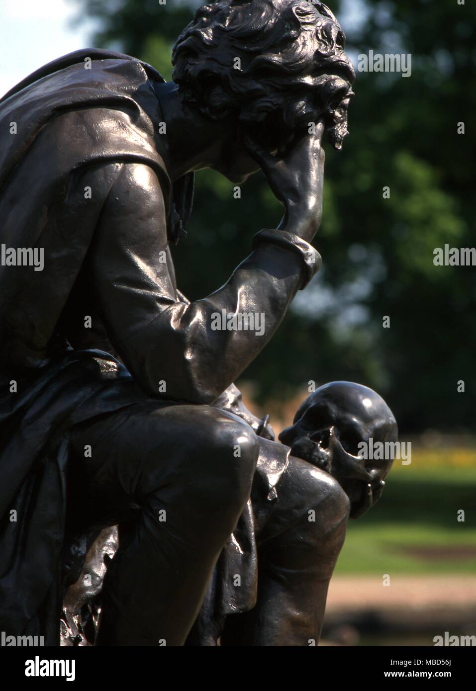 Hamlet skull hi-res stock photography and images - Alamy