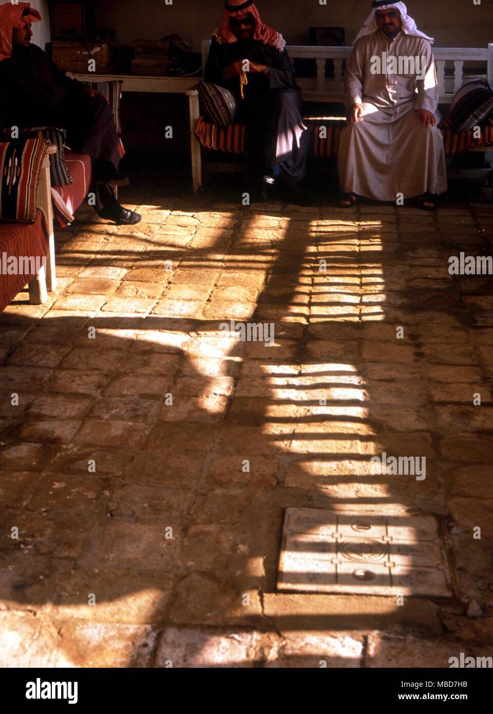 Kuwait men hi-res stock photography and images - Alamy