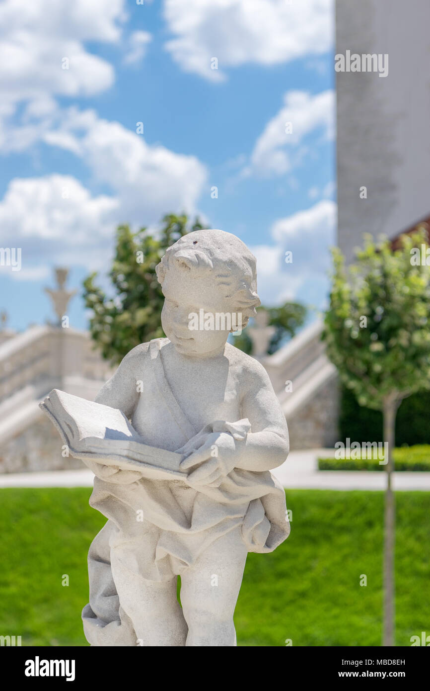 Statue reading a book hi-res stock photography and images - Alamy