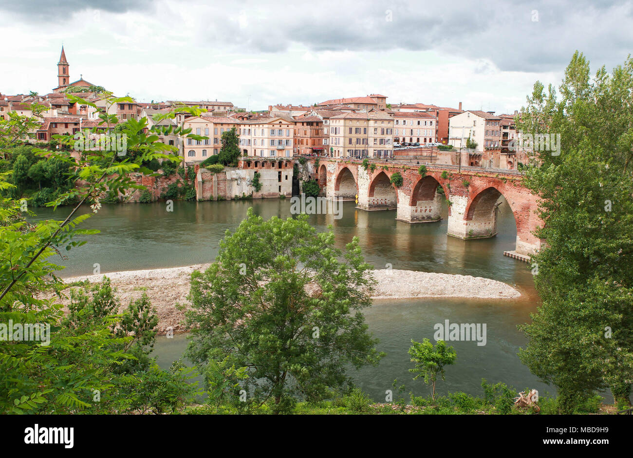 Albi (south-western France): the "Pont vieux" bridge on the Tarn river ...