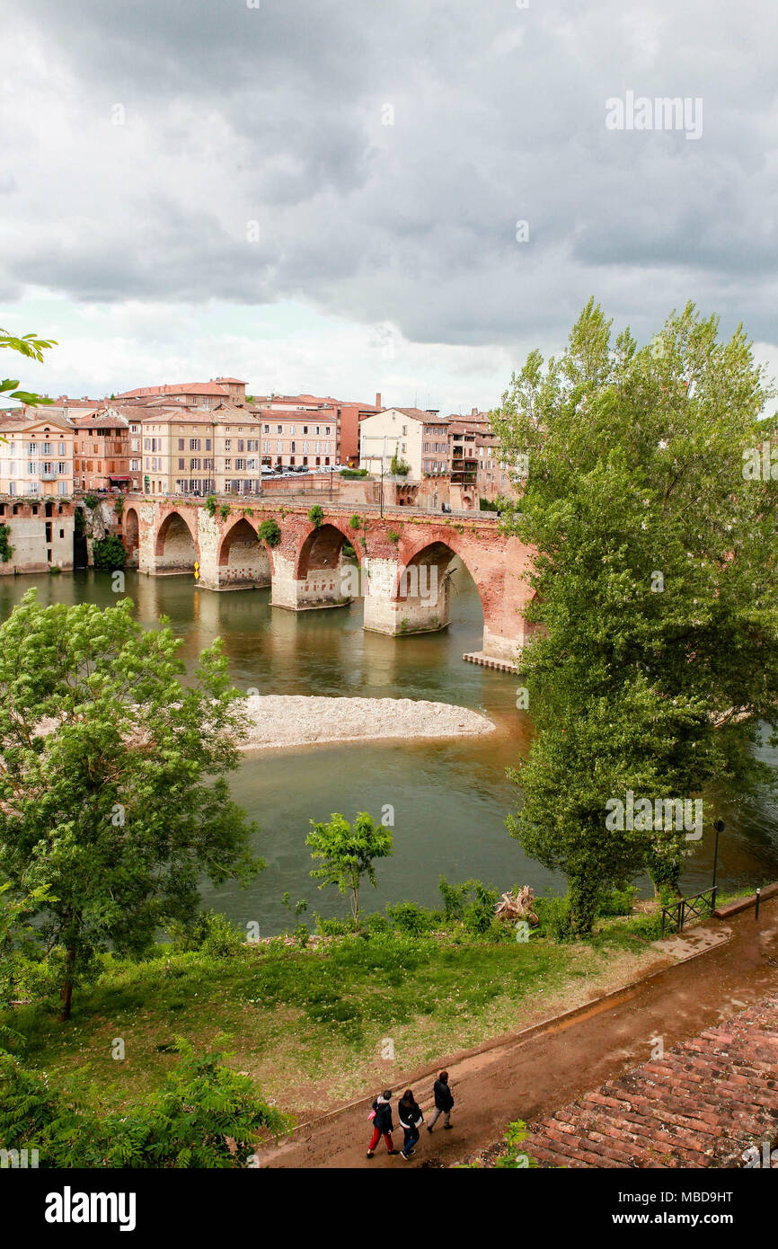 Albi (south-western France): the "Pont vieux" bridge on the Tarn river ...