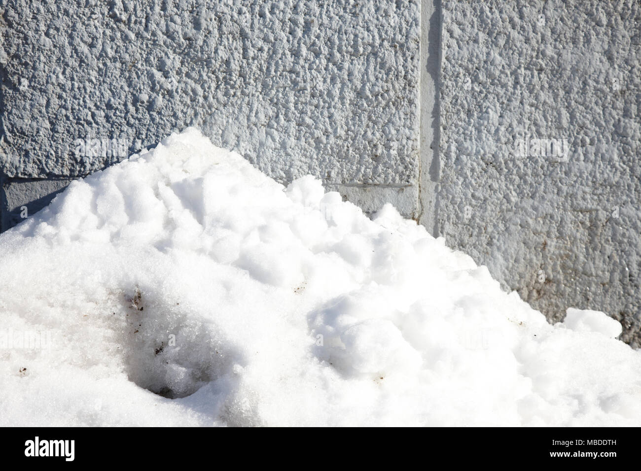 Snowdrift by a wall Stock Photo - Alamy