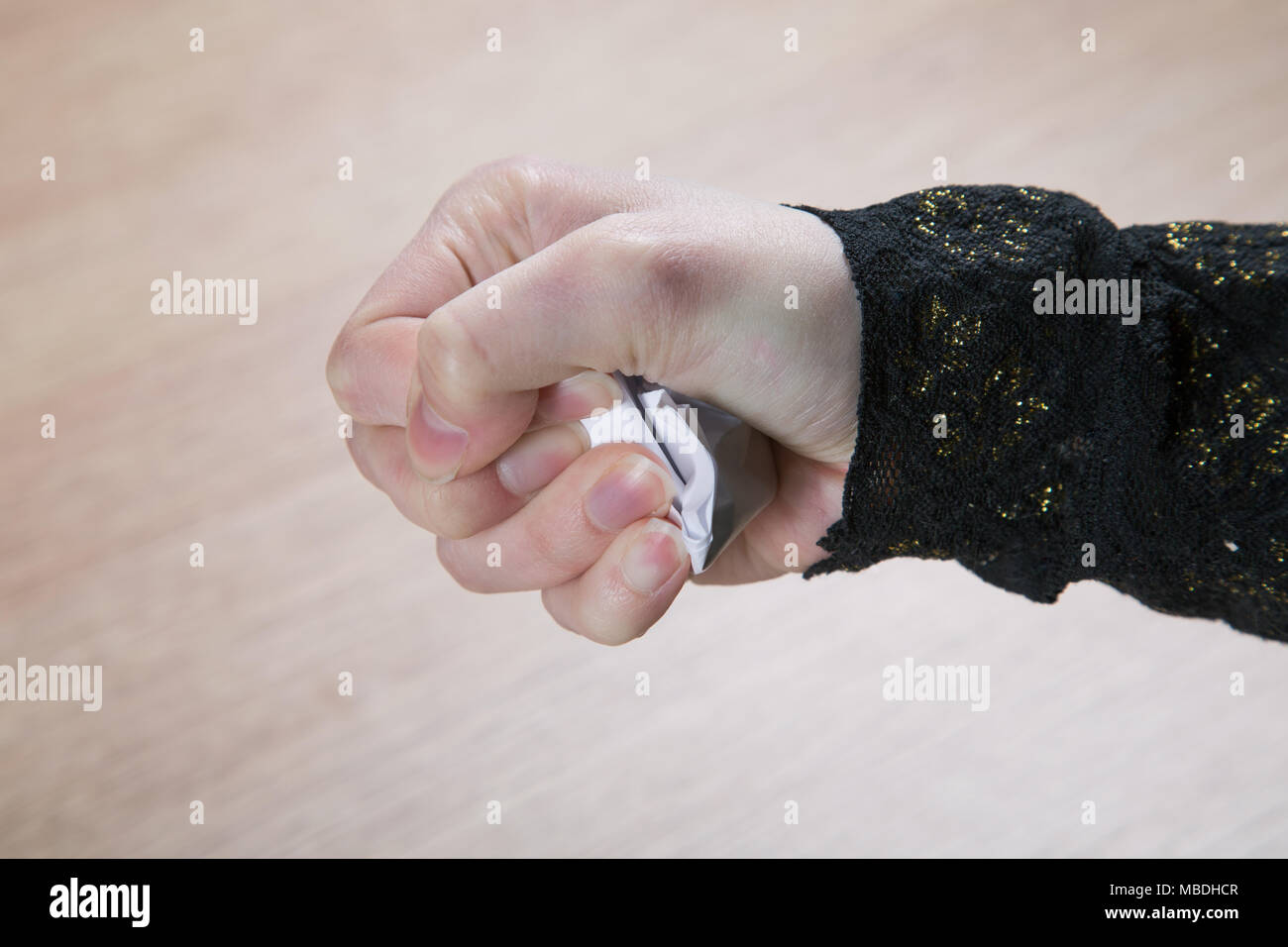 Hand paper crush hi-res stock photography and images - Alamy