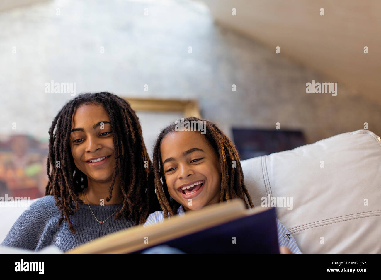 Tween girl reading book hi-res stock photography and images - Alamy
