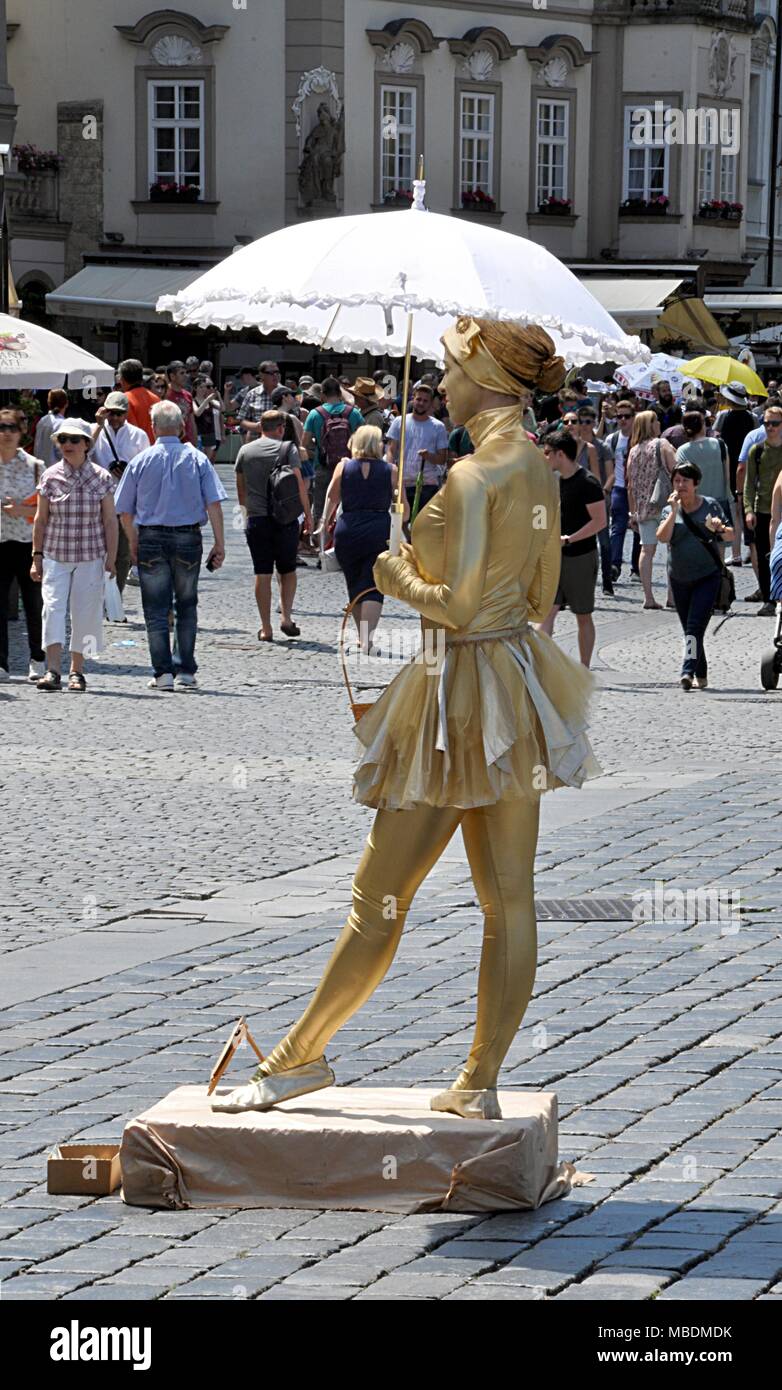 Gold Statue Fashion High Resolution Stock Photography and Images - Alamy