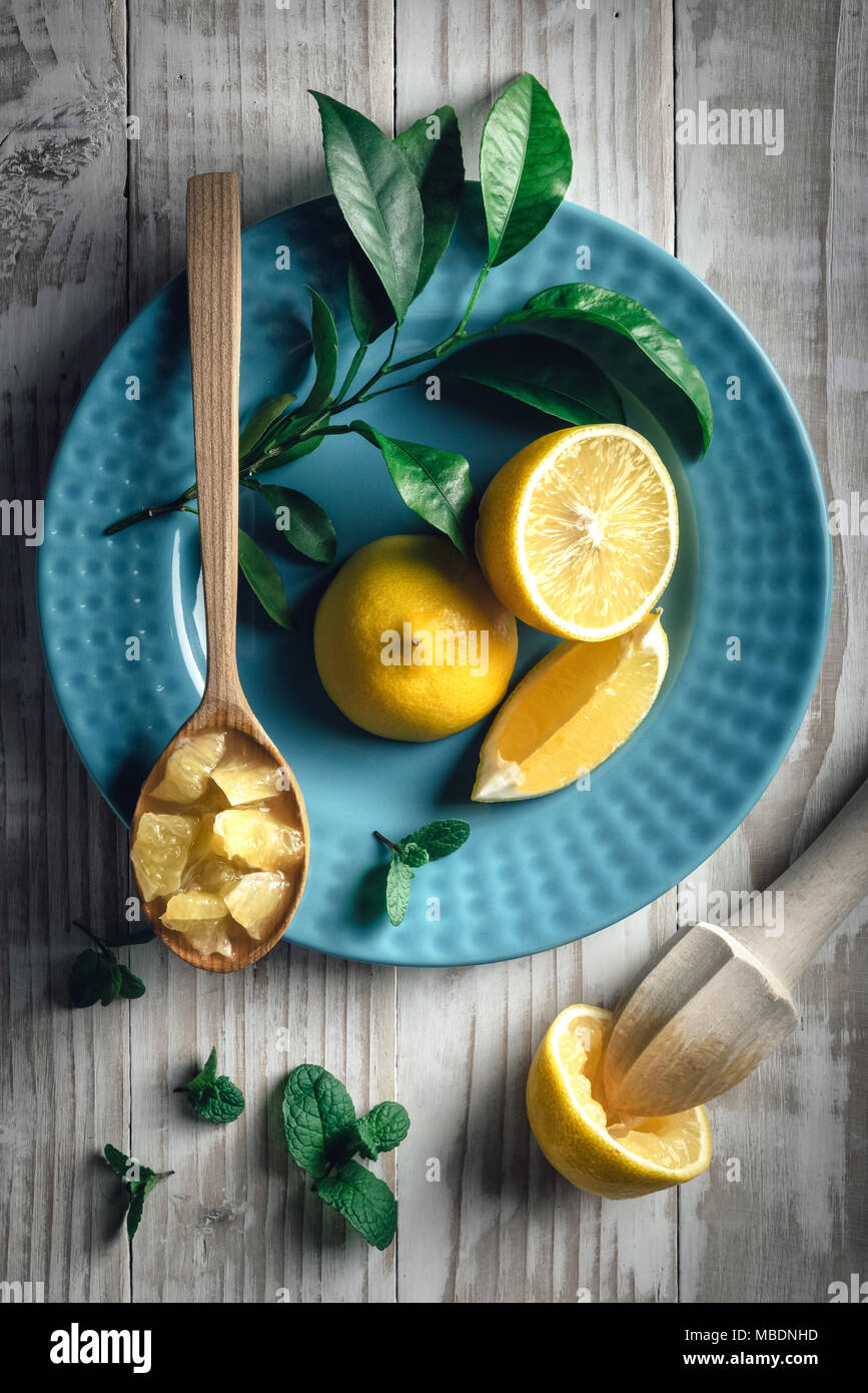 Lemon pieces hi-res stock photography and images - Alamy