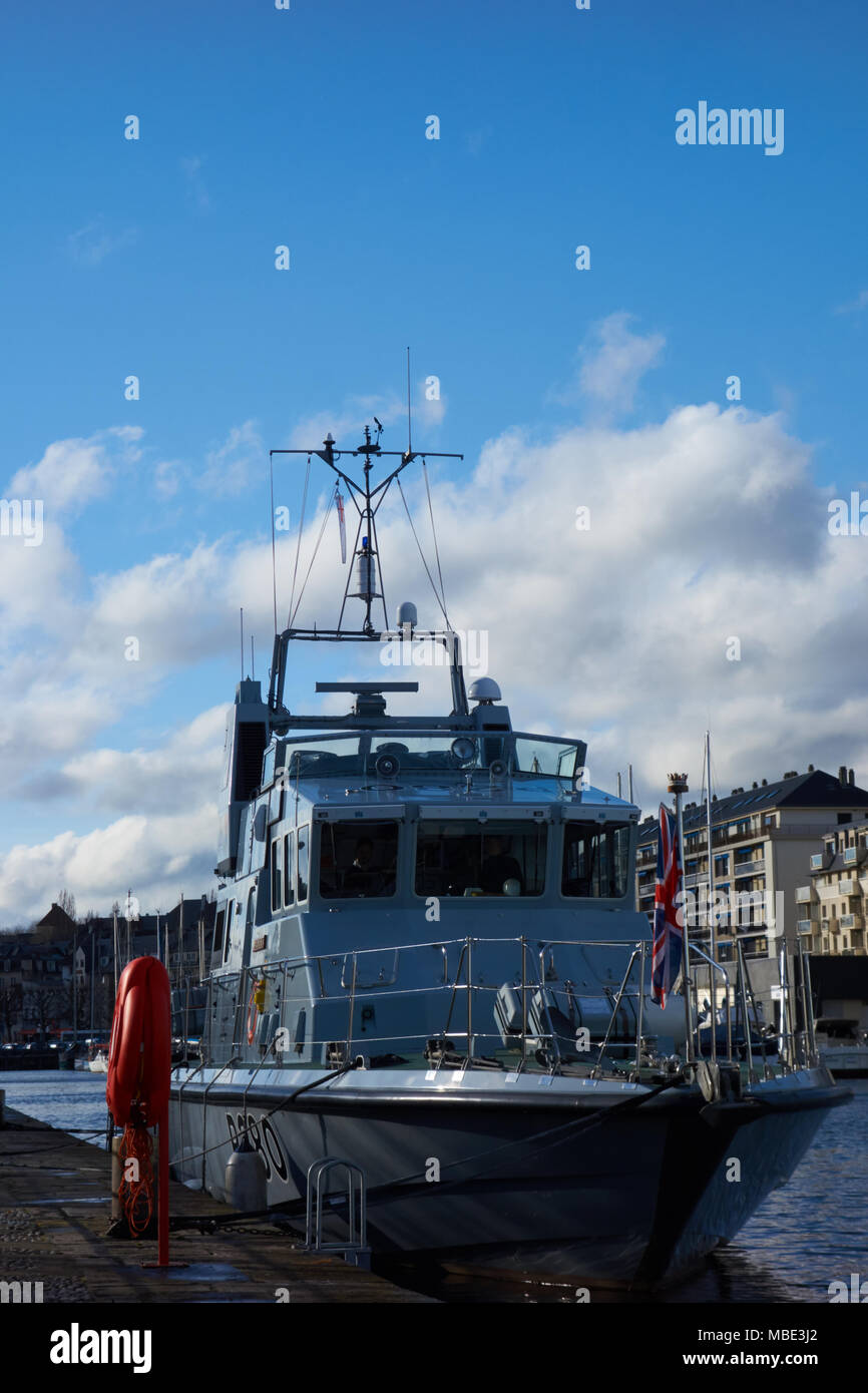Royal navy p2000 hms dasher p280 hi-res stock photography and images ...