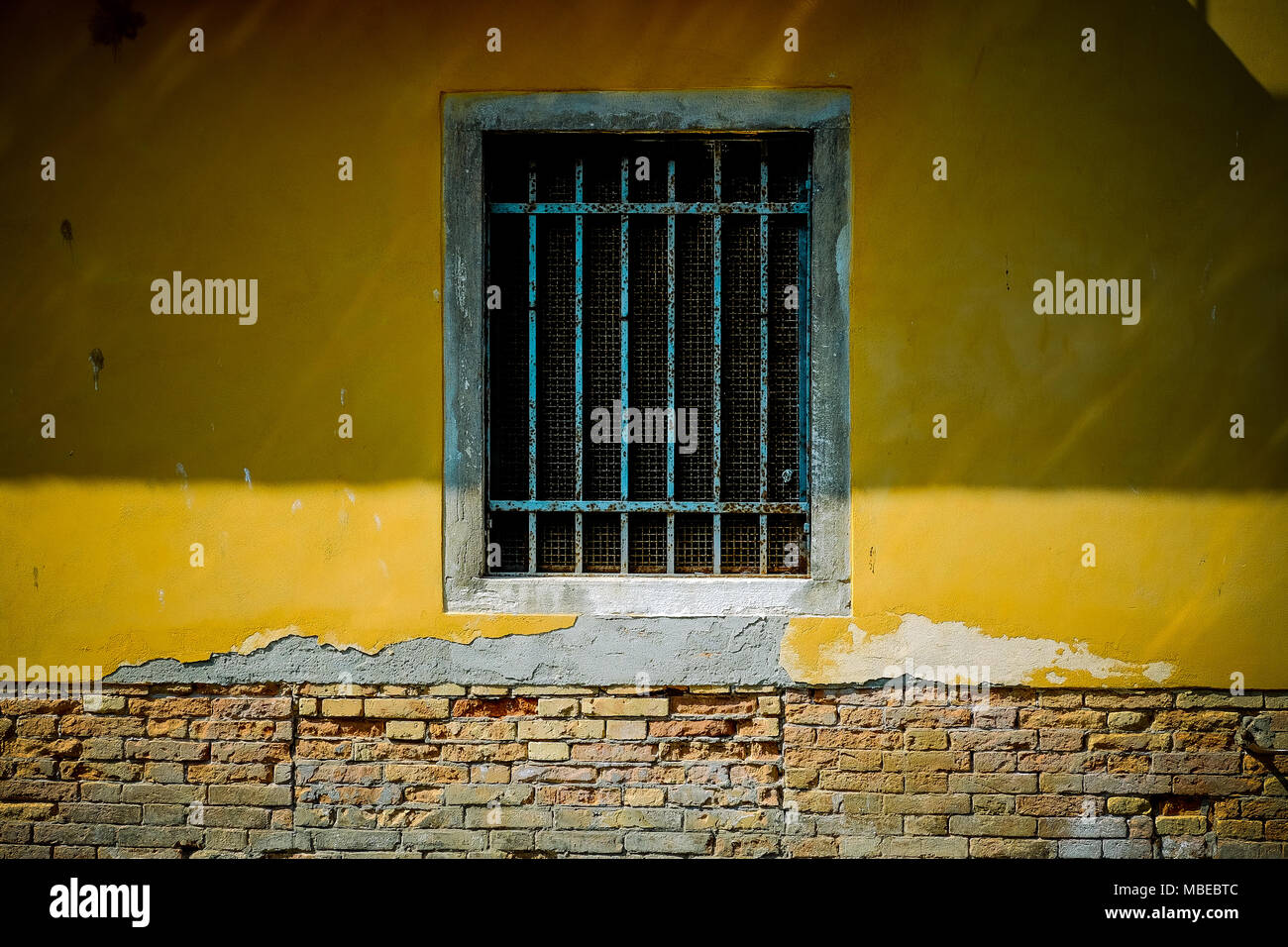 Metal grid window hi-res stock photography and images - Alamy