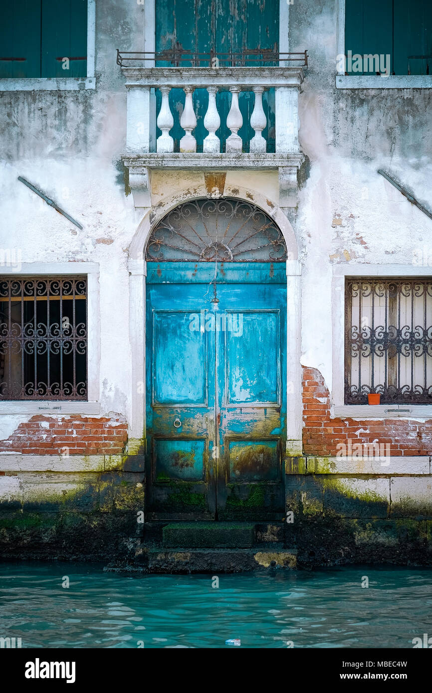 Blue door venice hi-res stock photography and images - Alamy