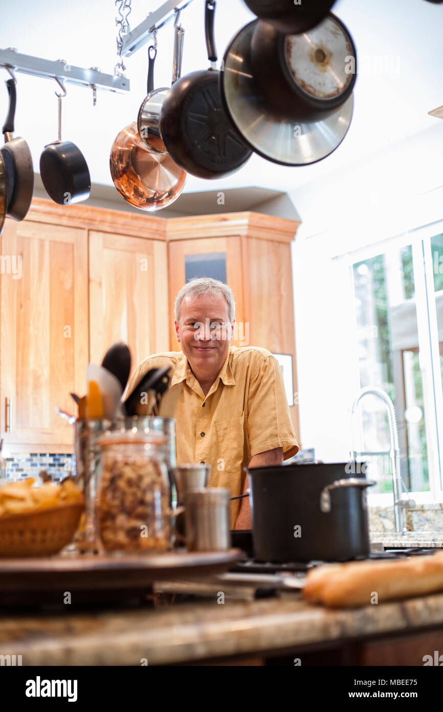 Man cooking usa kitchen hi-res stock photography and images - Alamy