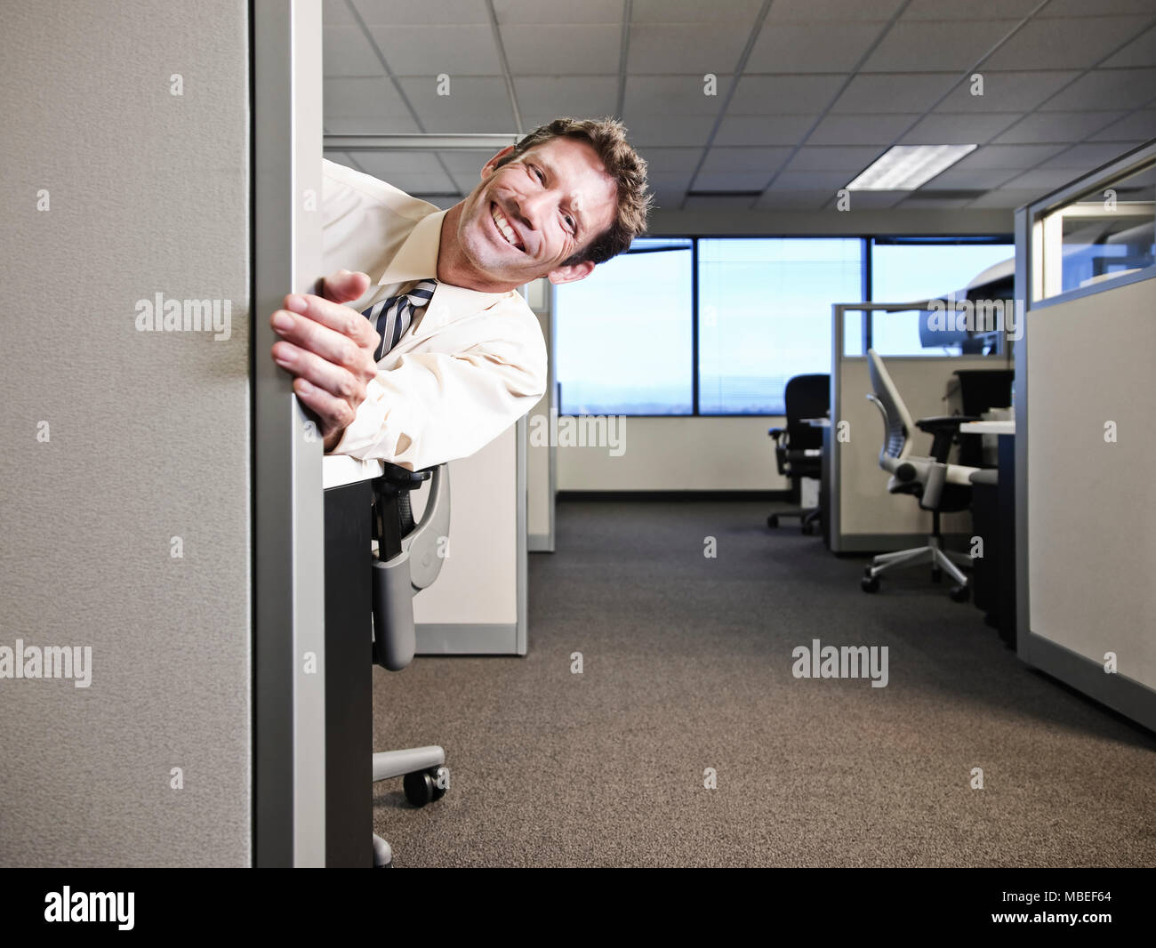 Office cubicle peering hi-res stock photography and images - Alamy