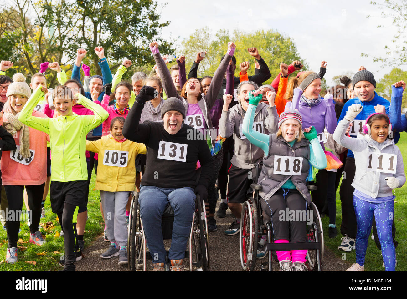 Crowd cheering hi-res stock photography and images - Alamy
