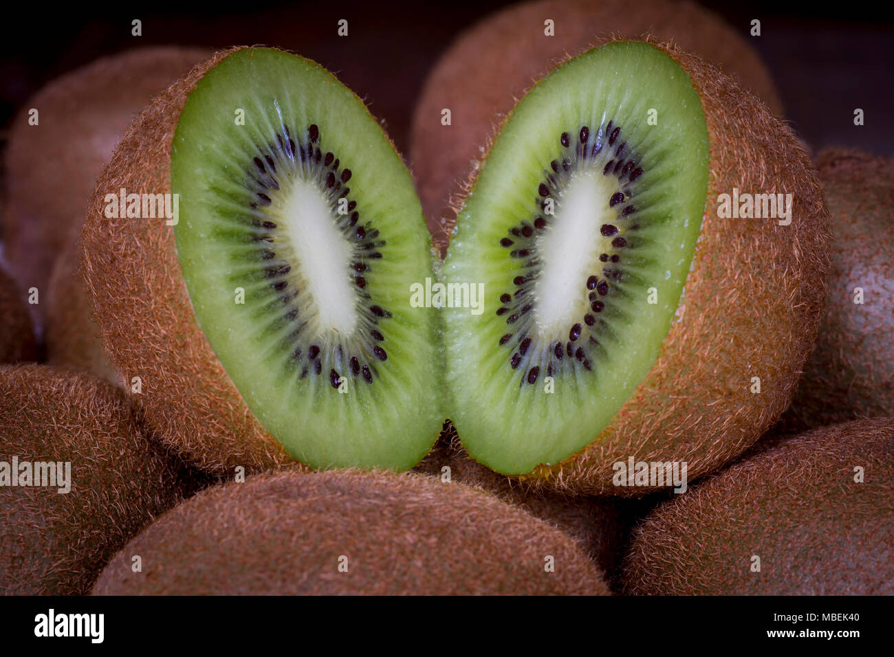 Slit open kiwi fruit Stock Photo - Alamy