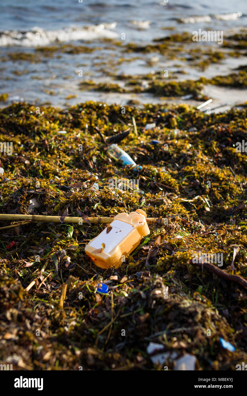 Plastic waste beach hi-res stock photography and images - Alamy