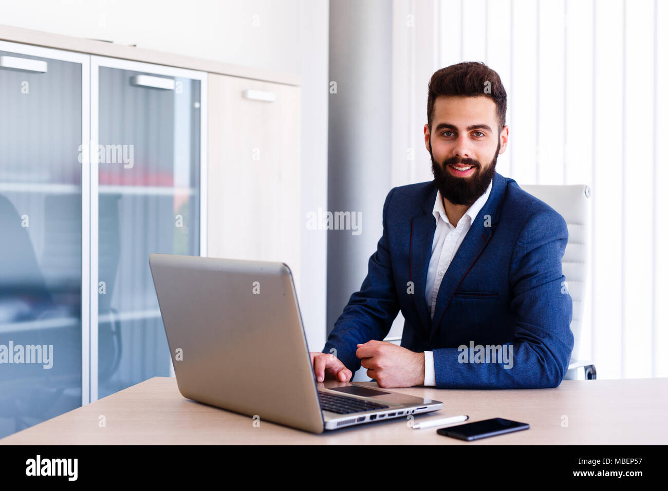 Office smiles hi-res stock photography and images - Alamy