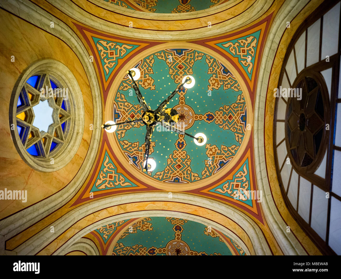 Synagogue budapest ceiling hi-res stock photography and images - Alamy