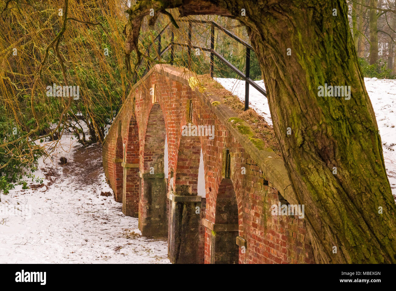 Red covered bridge in snow hi-res stock photography and images - Alamy