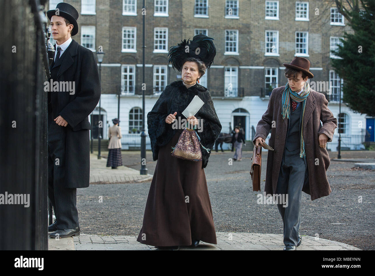 HOWARD'S END, from left: Joseph Quinn, Tracey Ullman, Alex Lawther ...